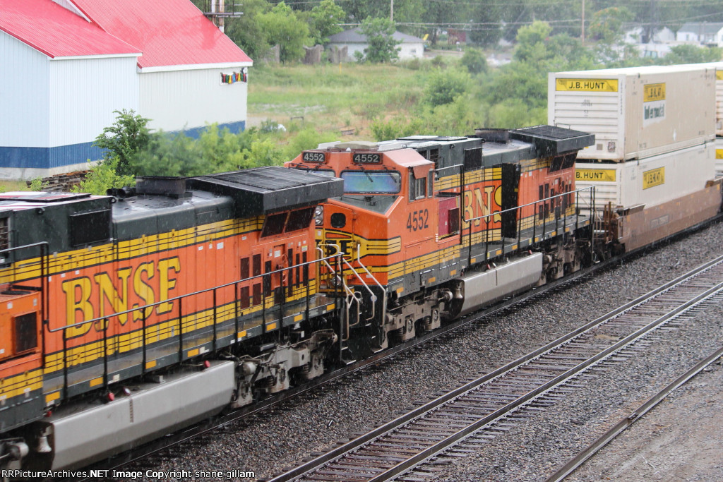 BNSF 4552 heads eb stack with a swinging door.